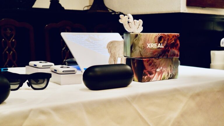 【XREAL Air 2 Pro レビュー】ARグラスで大型ディスプレイを持ち運ぶ。調光機能が優秀で、明るい場所でも問題なし | Number84