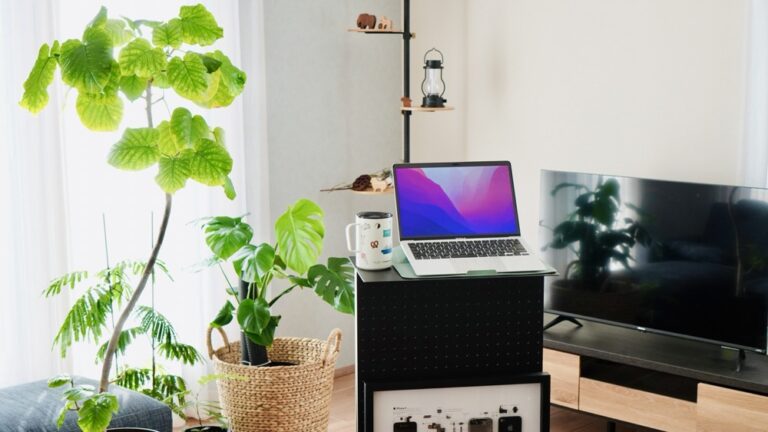 WALL FOR ONE レビュー | どこでも置ける省スペースのスタンディングデスク！優れたデザインで部屋にも馴染む | Number84